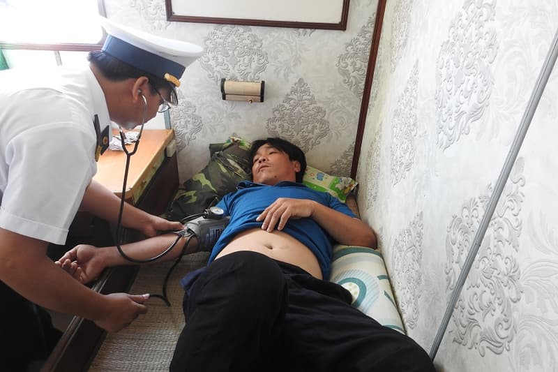 Tàu 640, Hải đoàn 129 Hải quân kịp thời cứu ngư dân bị bệnh