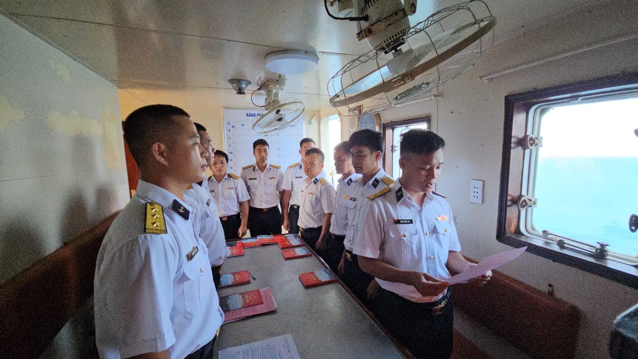 Kết nạp đảng viên trên biển dịp kỷ niệm 95 năm thành lập Đảng Cộng sản ...