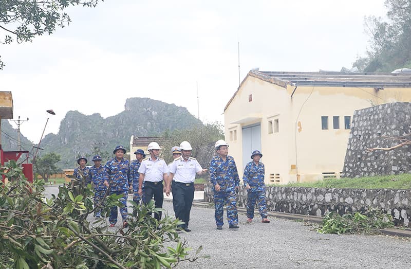 Chính uỷ Hải quân kiểm tra, nắm tình hình sau bão ở một số đơn vị