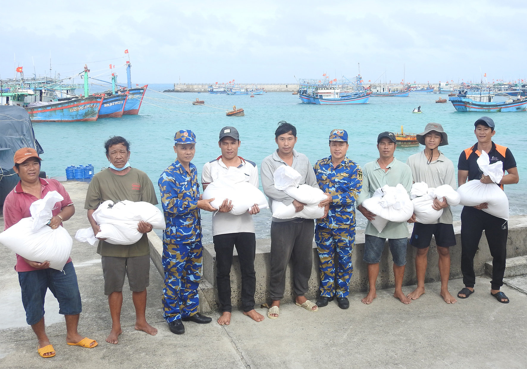 Đảo Đá Tây hỗ trợ gạo và nước ngọt cho 45 tàu cá của Ninh Thuận