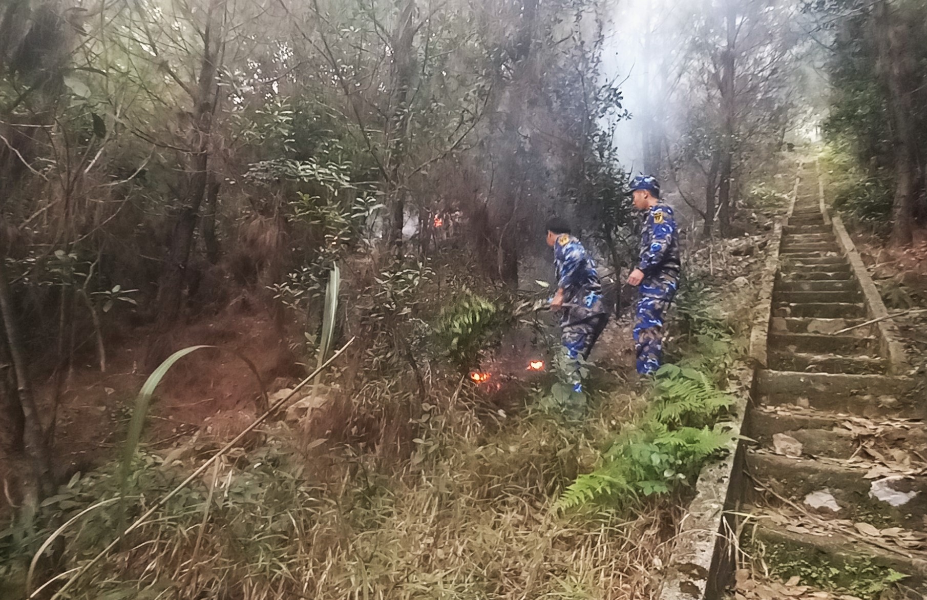 Cán bộ, chiến sĩ Trạm ra đa 515 tham gia chữa cháy rừng